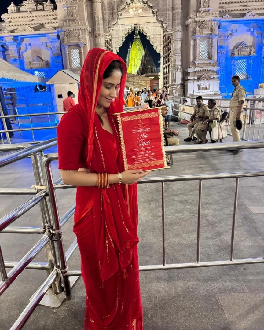 Aarti Singh Wedding: शादी का कार्ड लिए मंदिर पहुंचीं आरती सिंह, 25 ...