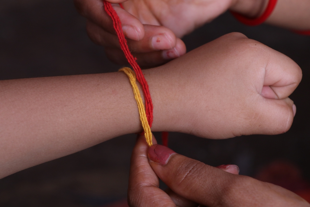 पुरुष दाएं, तो महिलाएं बाएं हाथ में क्यों बांधती है कलावा?