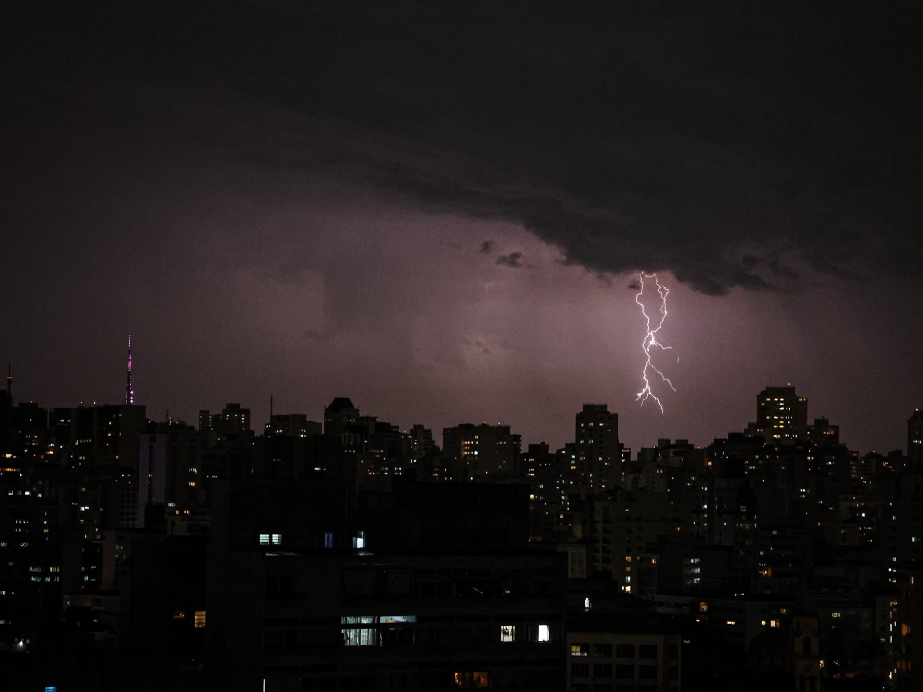 Saiba como se proteger de raios em dias de chuva