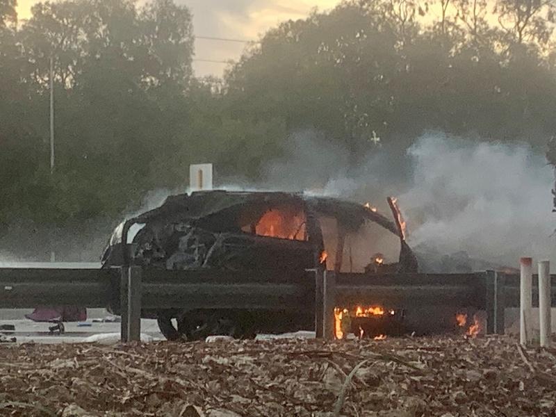 Police hunt trio after freeway crash